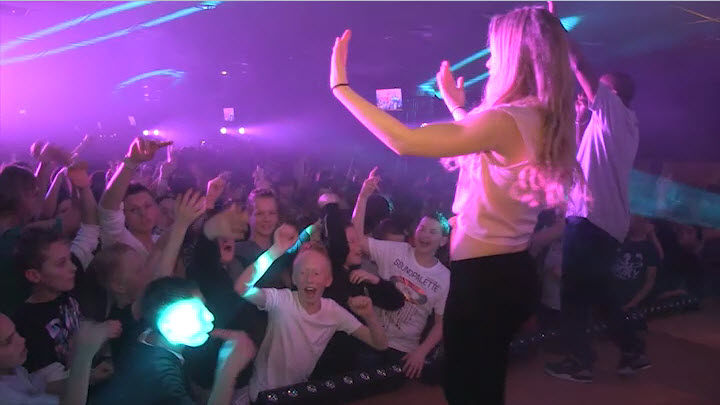 Fris-Feest in AFAS Stadion doorslaand succes: 1500 tieners uit de bol ...