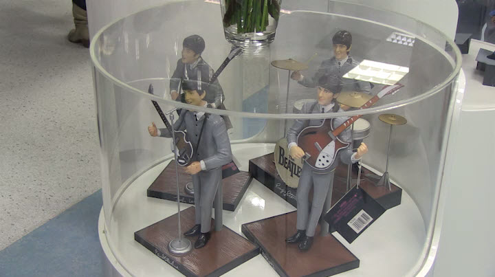 Azing Moltmaker opent zijn Beatles droommuseum (VIDEO)