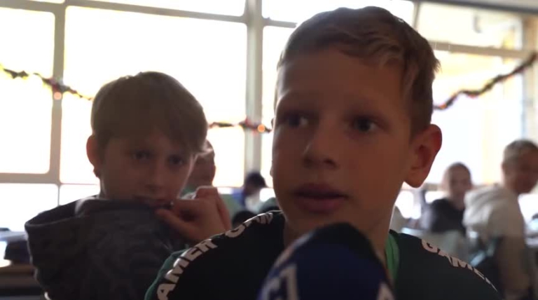 Kinderen op De Zuidwester krijgen mondharmonicales: “Ik vind het gewoon ...