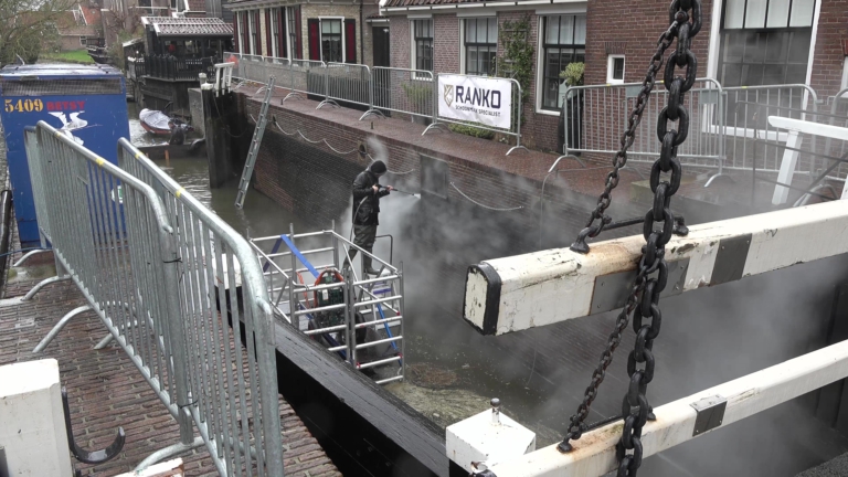 Zeldzame inspectie monumentale sluis De Rijp: “Dit doen we misschien om ...
